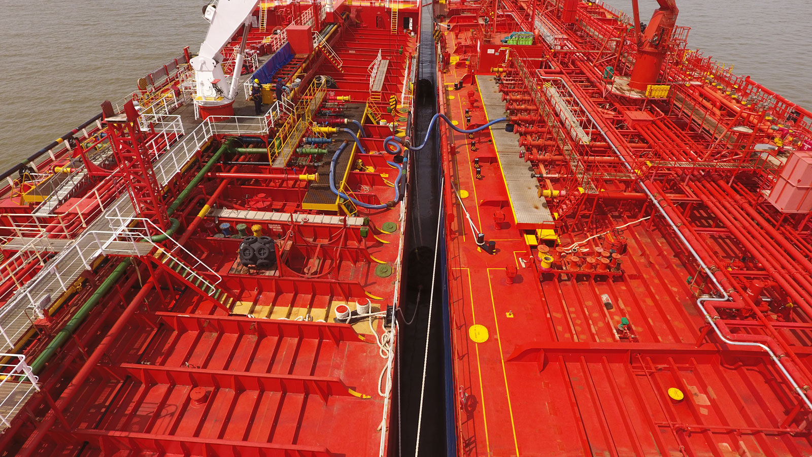 Operación de alije en Zona A de productos livianos entre buques tipo MR ...